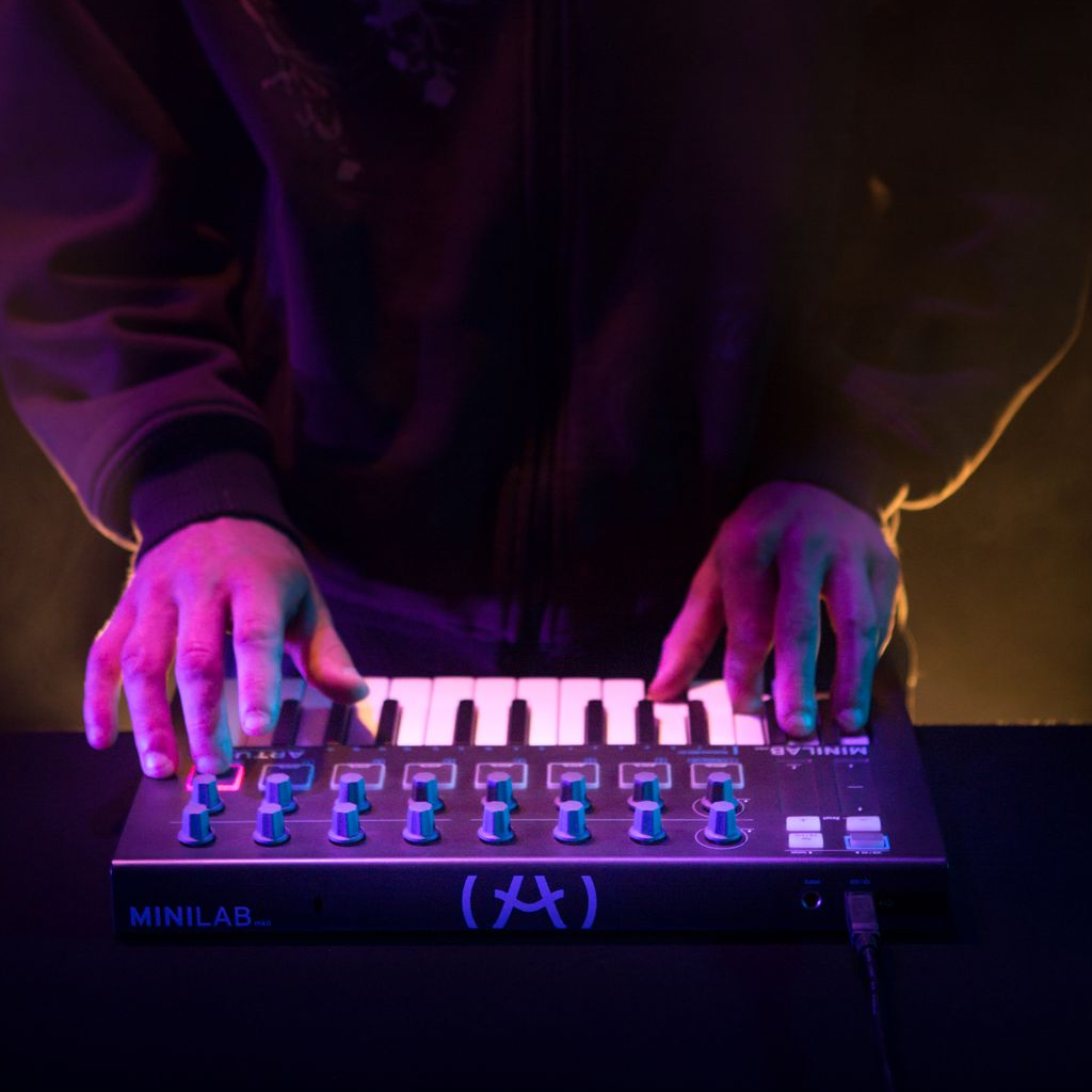 Arturia MiniLab MkII Midi Controller - Black Editon | Station Vibration